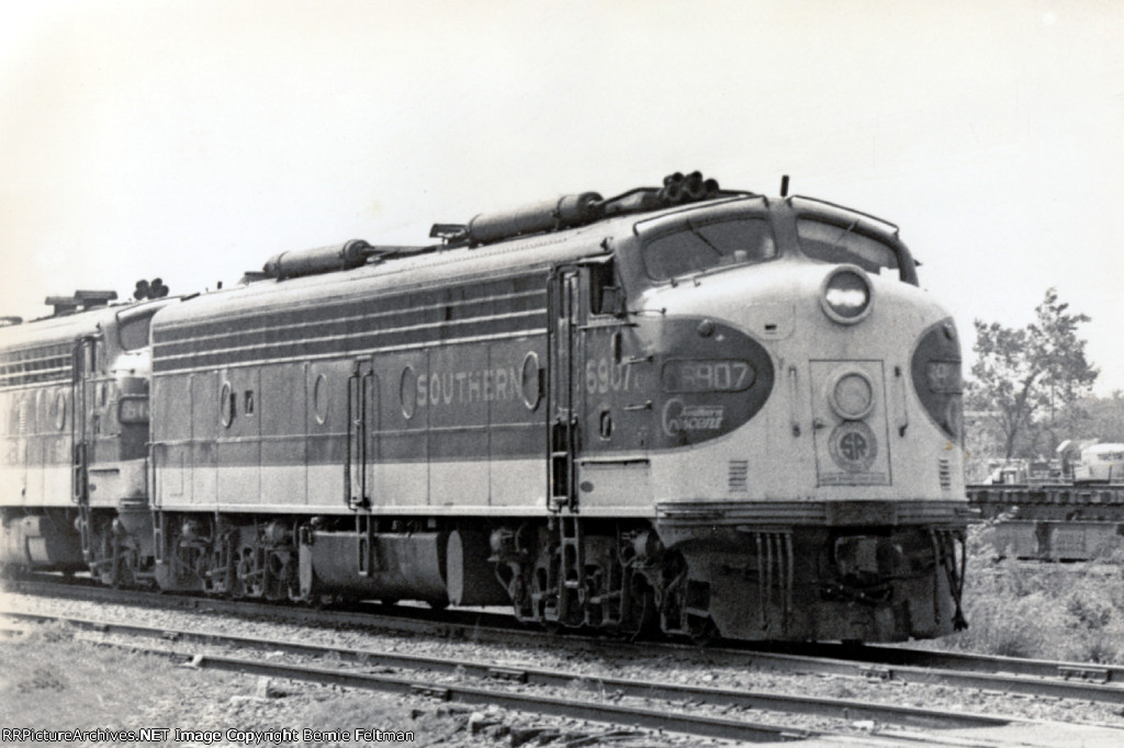Southern Railway E8A #6907 leads the Washington, DC bound Crescent (#20)